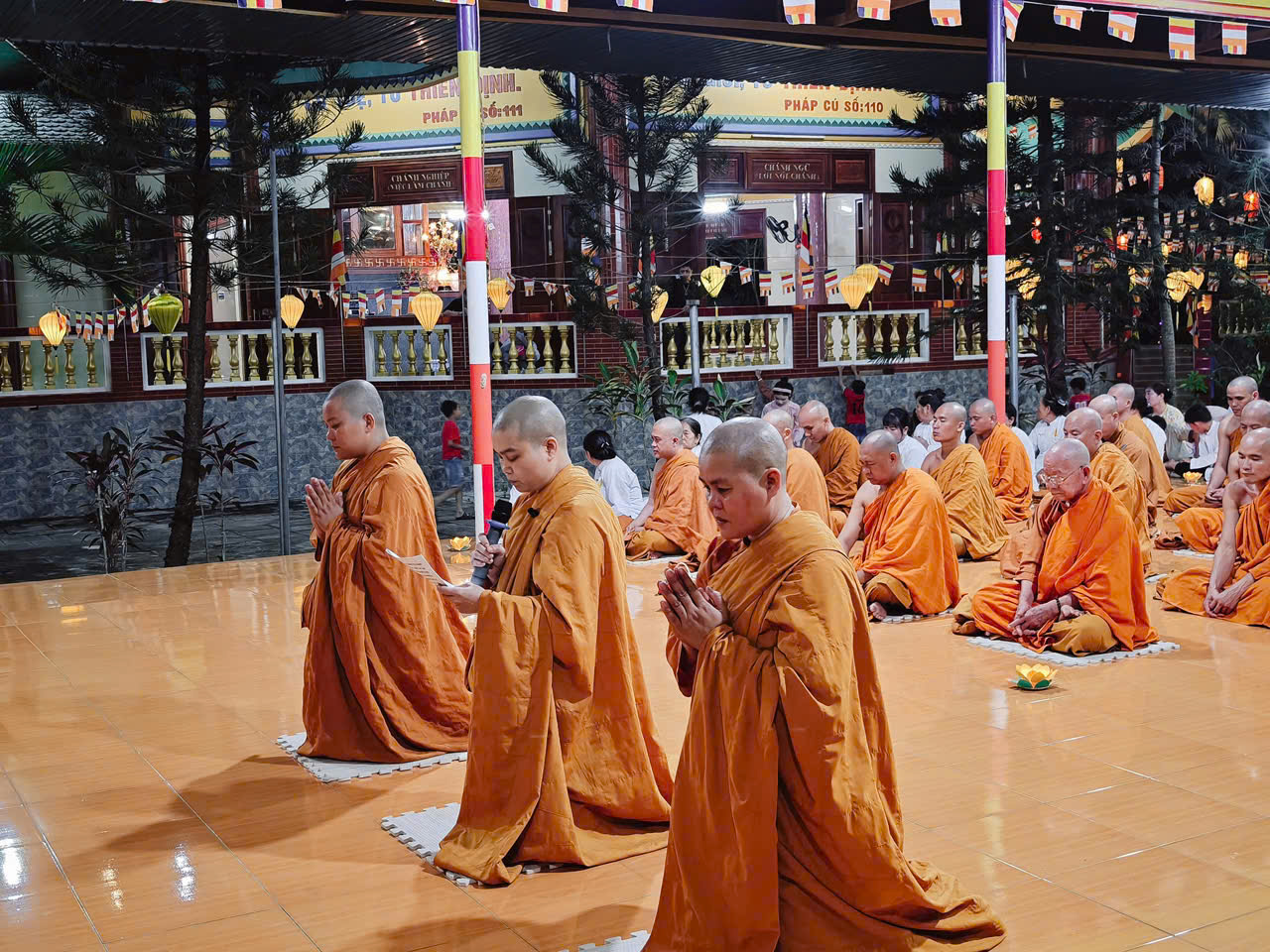 Bình Thuận: Giáo đoàn VI PGKS trang nghiêm đêm hoa đăng tưởng niệm cố Hòa thượng Minh Nhơn